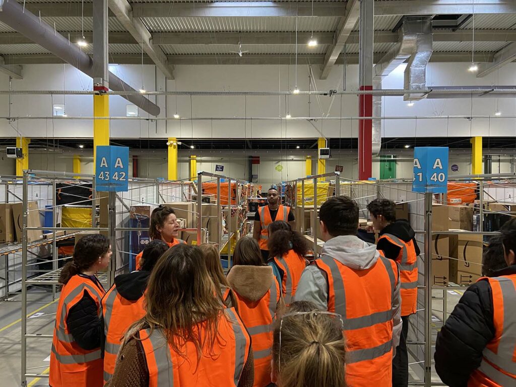 À la Découverte des Coulisses : Une Visite Instructive de l'Entrepôt ...